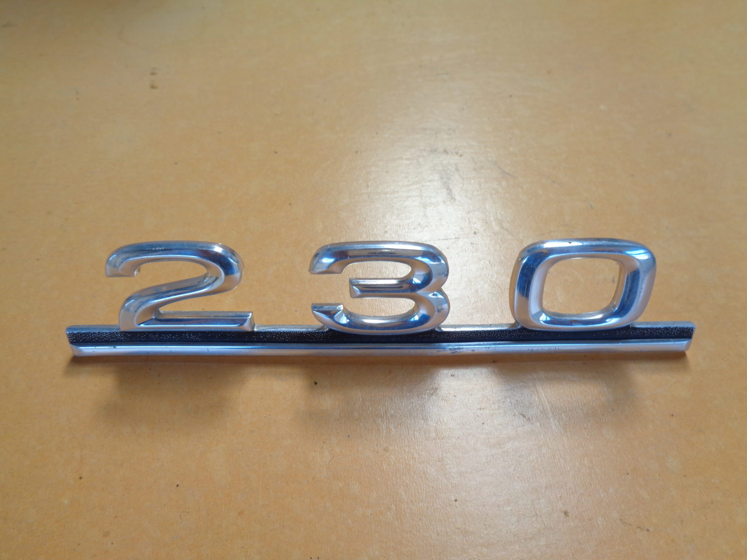 Typenschild, Typenzeichen 230 für Mercedes W123 - Oldtimerhandel Allmayer